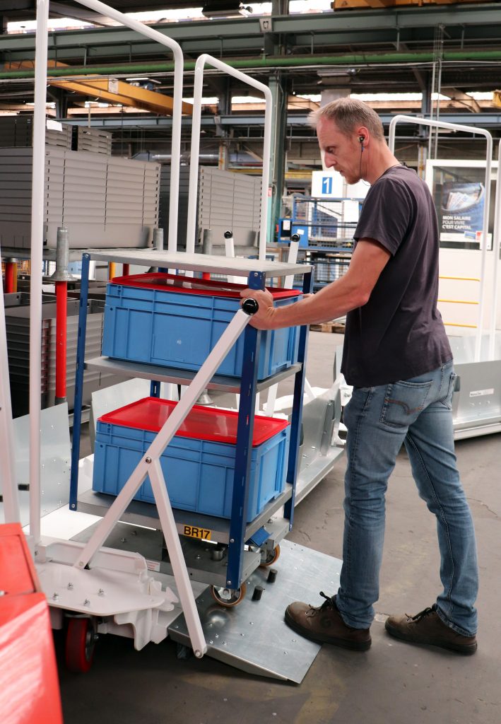 Low profile trolley with loading ramps - ManuLine