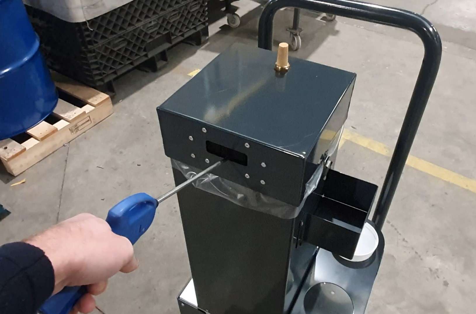 Custom-built trolley for cleaning machine nozzles - ManuLine