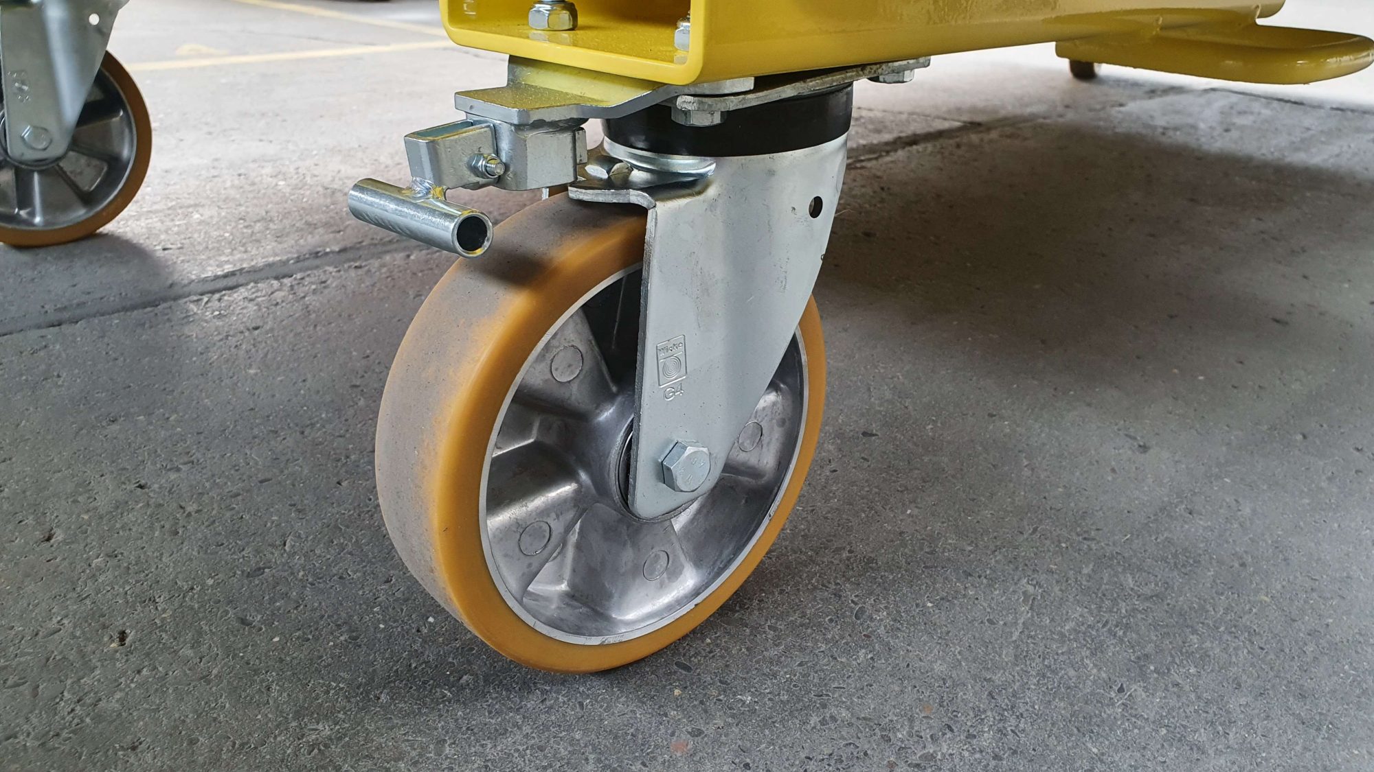 Custom-built, ergonomic industrial skip - ManuLine