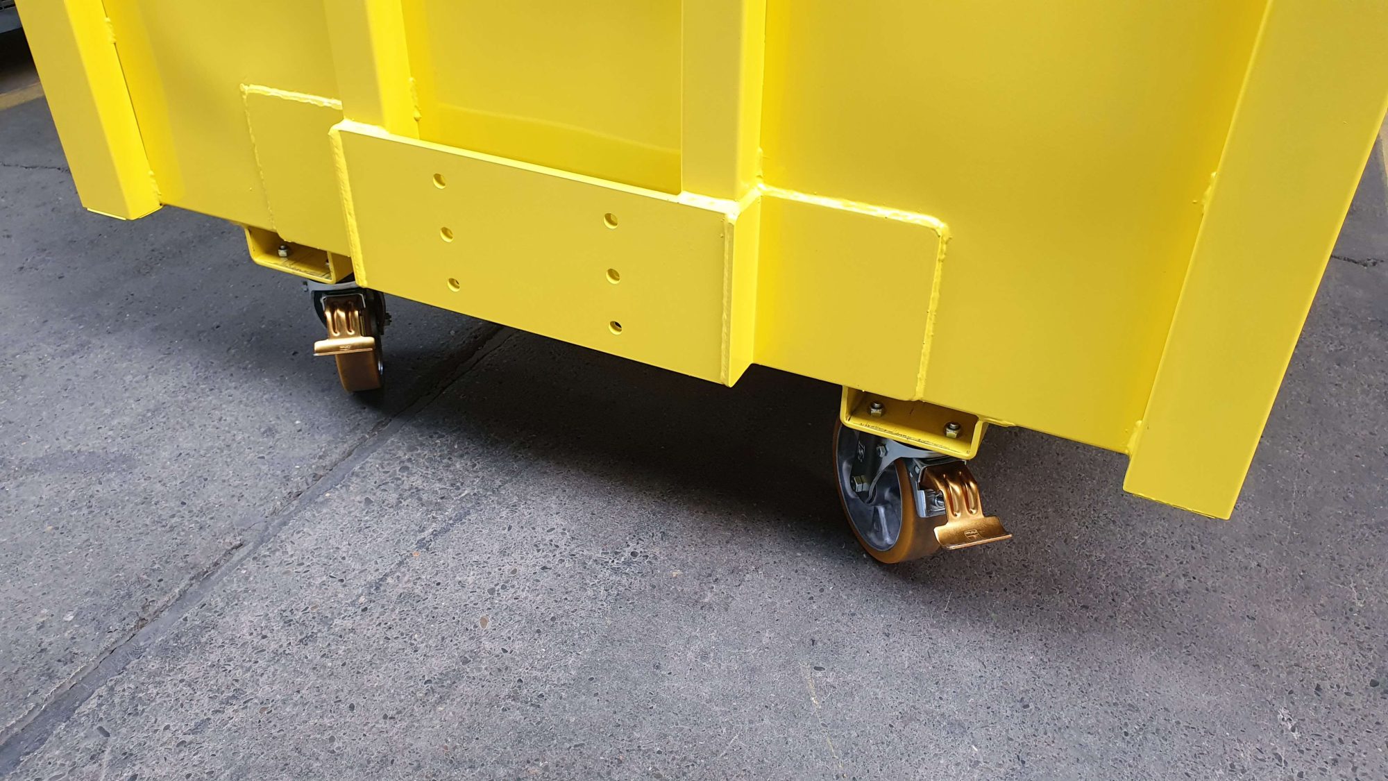 Custom-built, ergonomic industrial skip - ManuLine