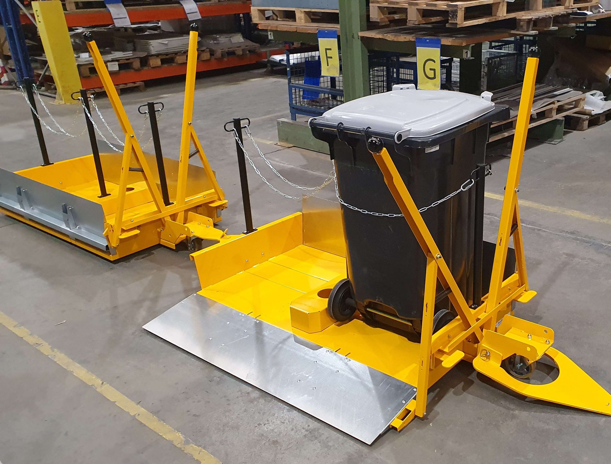 Custom-built lean tugger train for transporting bins - ManuLine