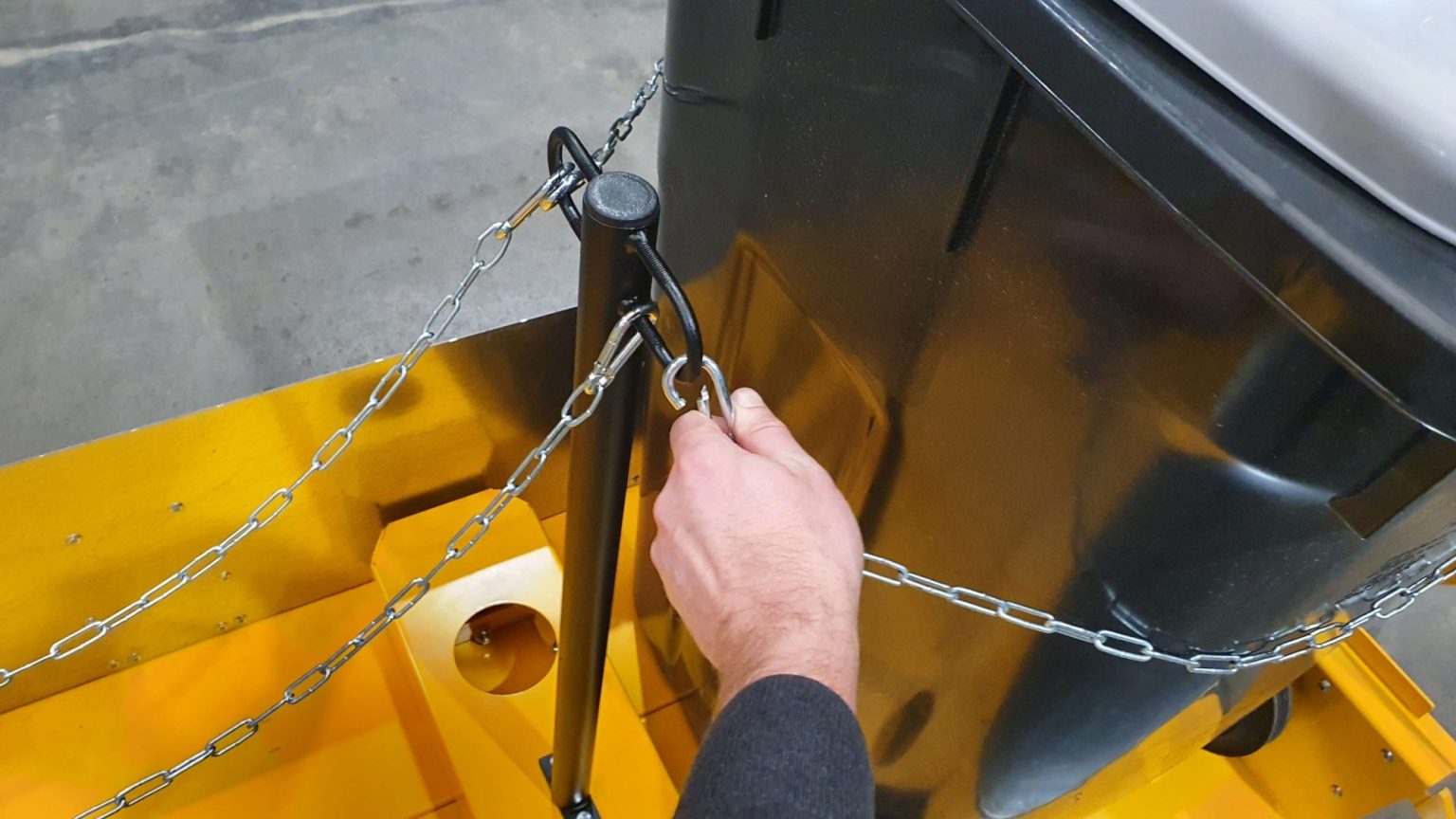 Custom-built lean tugger train for transporting bins - ManuLine